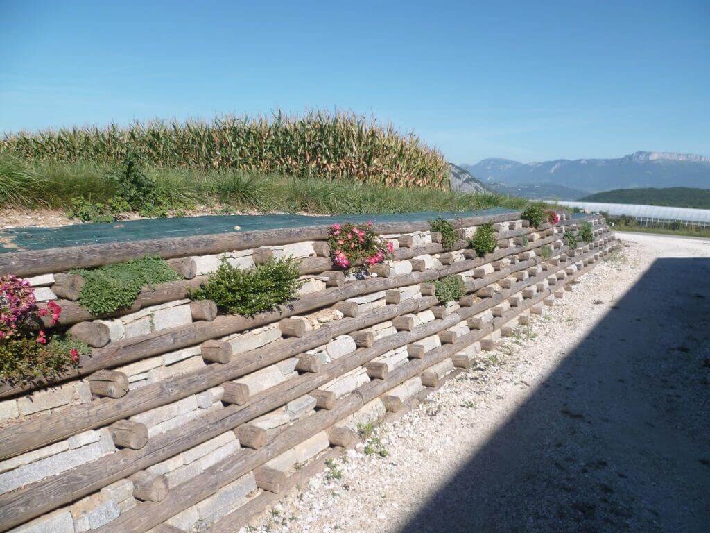Solution technique pour soutenir un talus : le mur bois