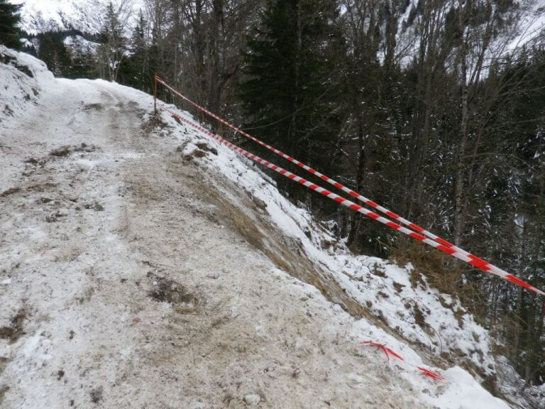 Aménagement et stabilisation du talus aval en bord de route - Route du ...