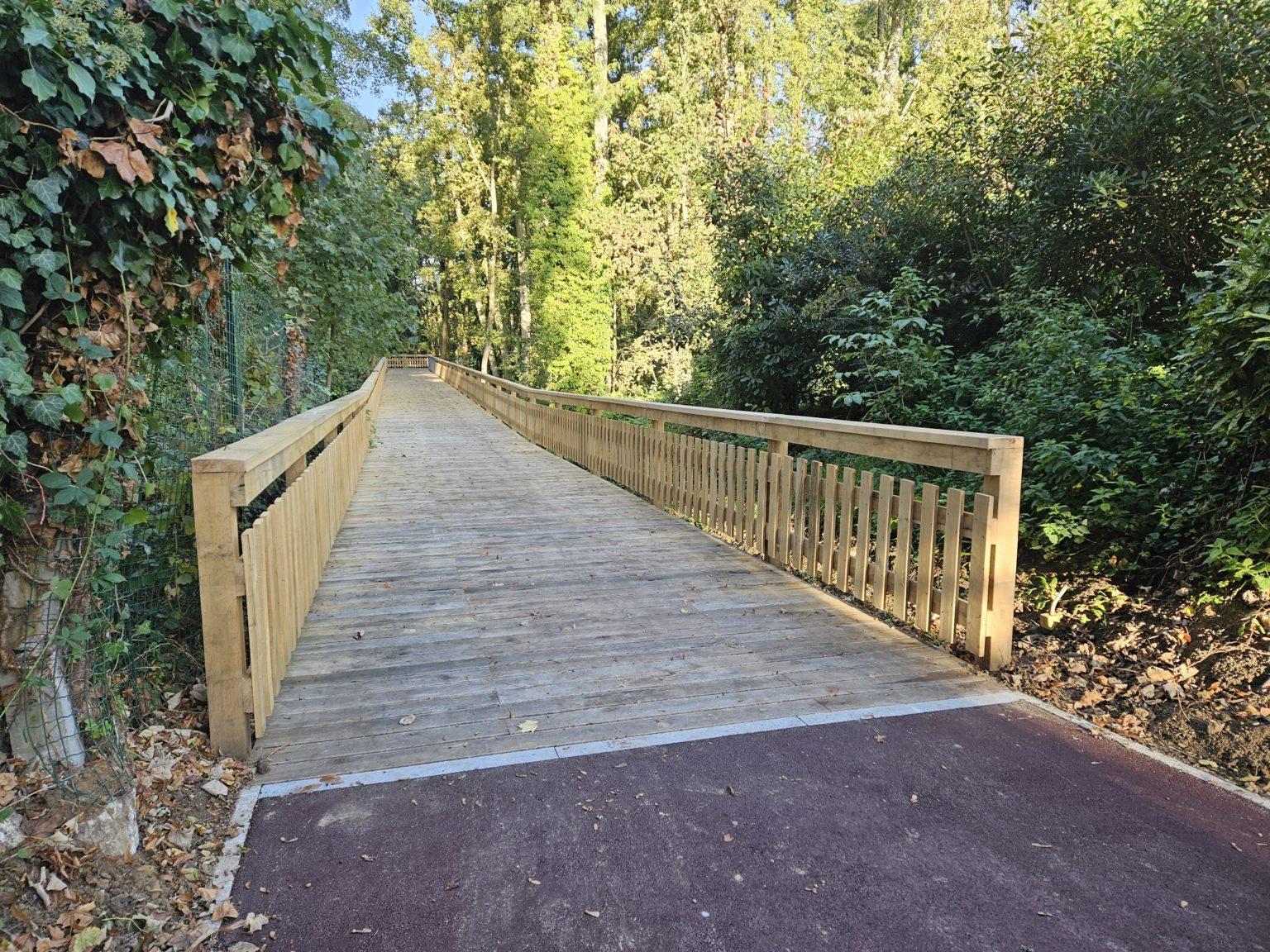 Passerelle structure métallique - Tournan en Brie (77) par Dynamique ...